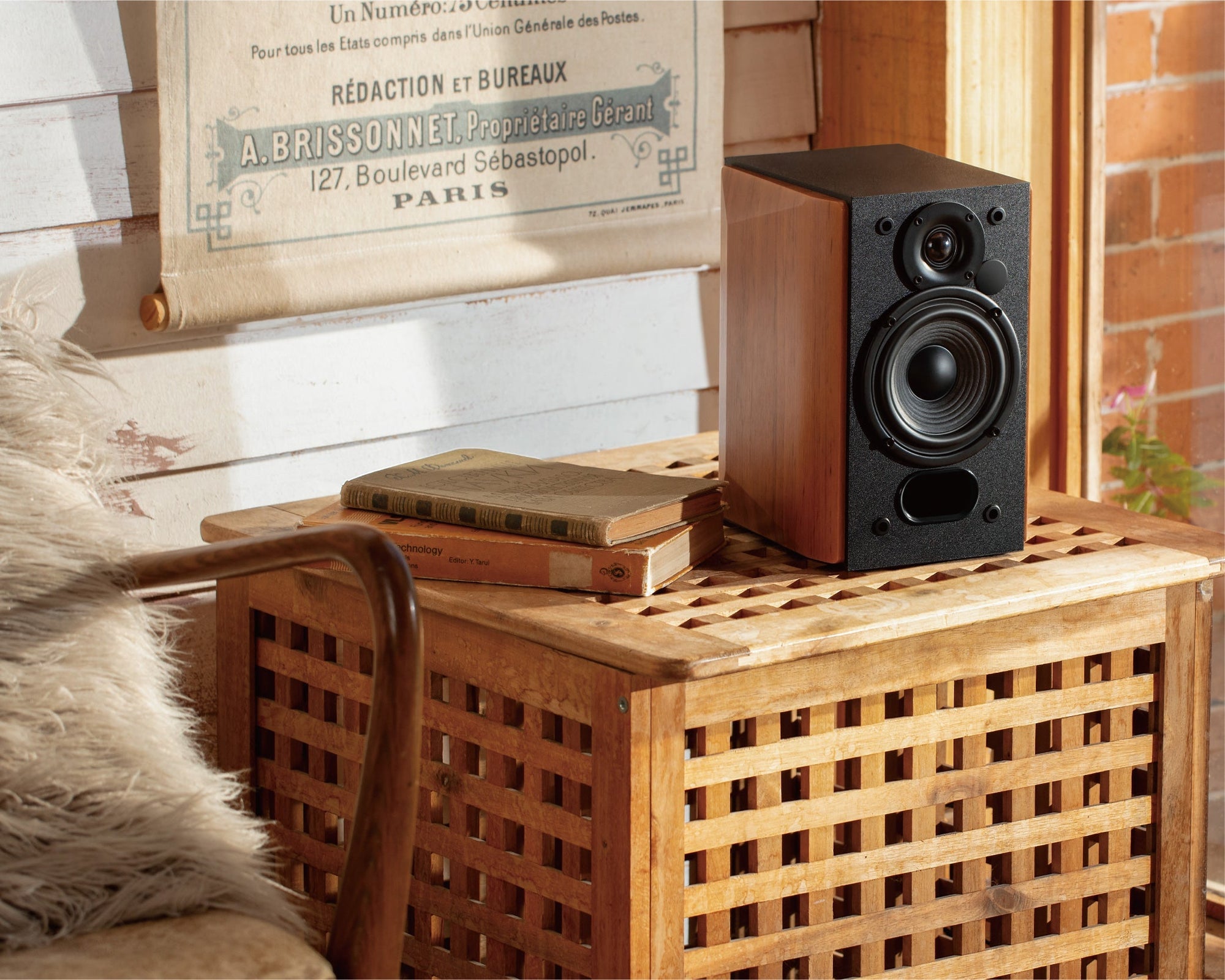 R1380T Stylish Bookshelf Speakers – Edifier USA